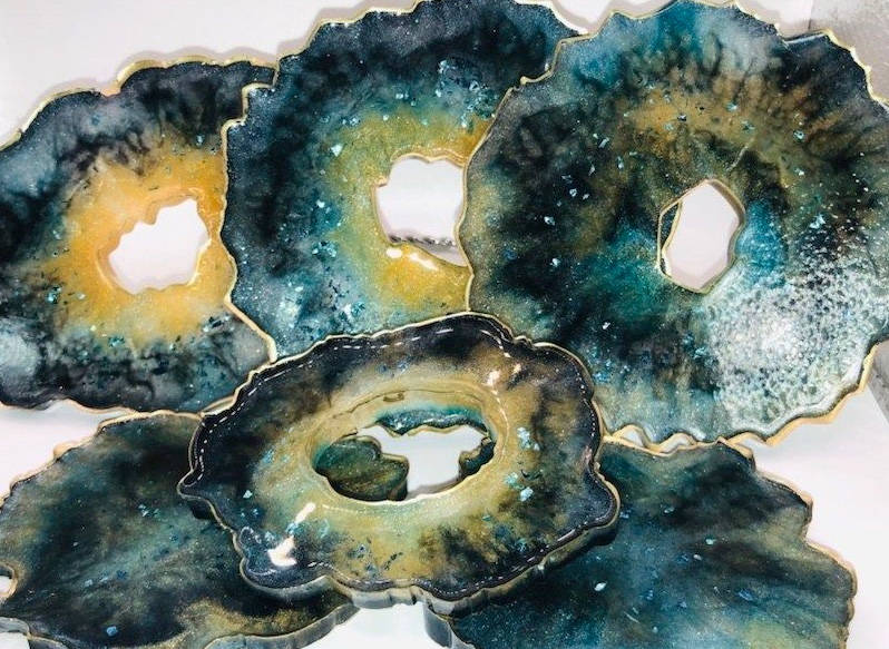 Art Resin Pouring (making coasters) | simplycraftydesigns